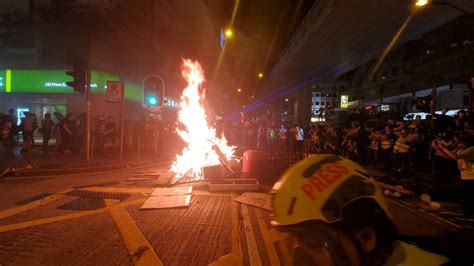 【修例风波】警方指激进示威者旺角纵火 正使用武力驱散 星岛日报