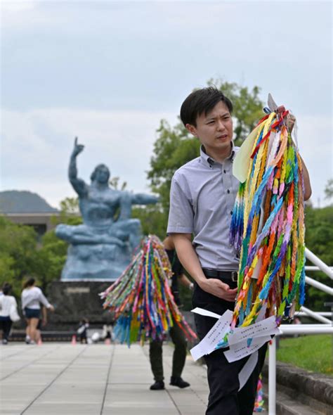 台風6号接近に伴い、平和公園に供えられた折り鶴を移動させる長崎市の職員たち＝8日午後3時55分（撮影・中村太一） きょう長崎原爆の日 台風