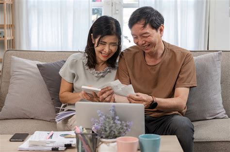 노부부가 집에서 노트북과 예산 계획을 위한 문서를 가지고 함께 가족 재정을 관리합니다 2명에 대한 스톡 사진 및 기타 이미지 2명 가족 거실 Istock