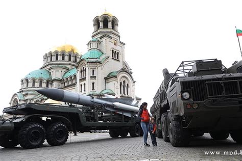 Зенитно ракетни войски показва уникална техника в чест на своята 60