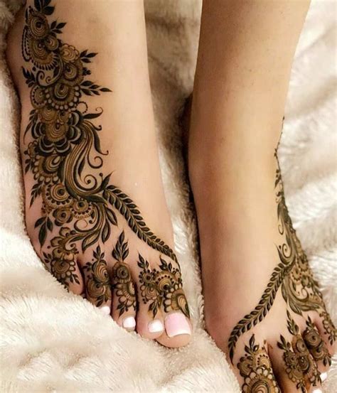 पैरों की उंगलियों पर खूब जचेंगे मेहंदी के ये डिजाइंस Easy Mehndi