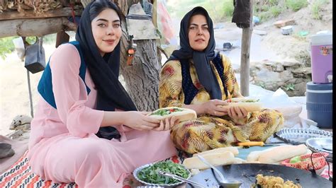 ویدئو غذای روستایی؛ پخت تماشایی مرغ روی ساج توسط خانواده روستایی کردستانی