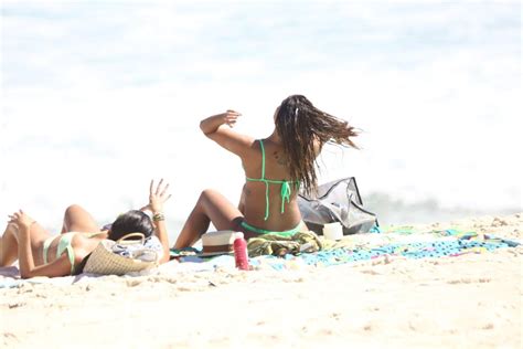 Anitta Curte Tarde Na Praia Da Reserva No Rio De Janeiro UOL TV E Famosos