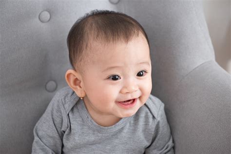 귀여운의 근접 촬영 초상화 검은 눈 자연 창 빛 라이프 스타일에서 보고 소파에 앉아 딸 웃 고 웃 고 사랑 스럽다 가족에 대한