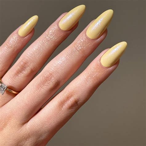 Yellow Chrome Nails Are The Perfect Transitional Manicure Newbeauty