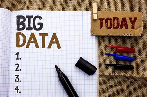 큰 데이터를 보여주는 텍스트 기호 개념 사진 거 대 한 데이터 정보 기술 사이버 Bigdata 데이터베이스 저장 황 마 배경에