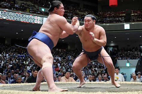 大相撲中継で「気になりすぎる」 熱戦の背後に目を奪われる視聴者続出60歳著名人が「目立つ」 The Answer