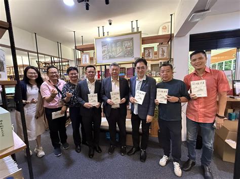 马来亚大学红楼梦研究中心 2025年5月19日，大马连锁零售协会mrca名誉会长拿督郑生金、署理会长拿督刘明、理事拿督廖俊亮