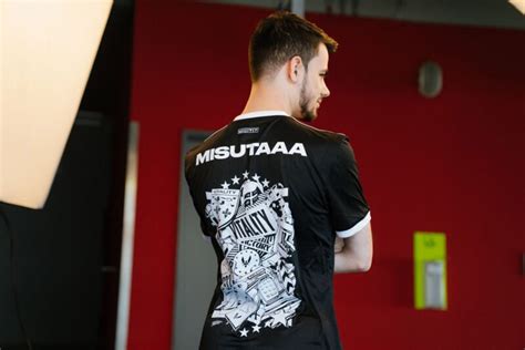 CS GO Vitality lança uniforme que mistura símbolos da Dinamarca e França