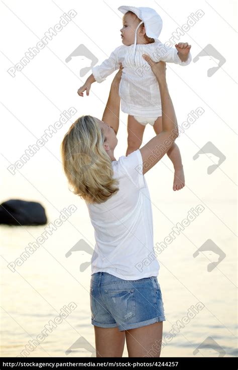 Junge Mutter Mit Ihrer Tochter Auf Sandstrand Lizenzfreies Bild Bildagentur