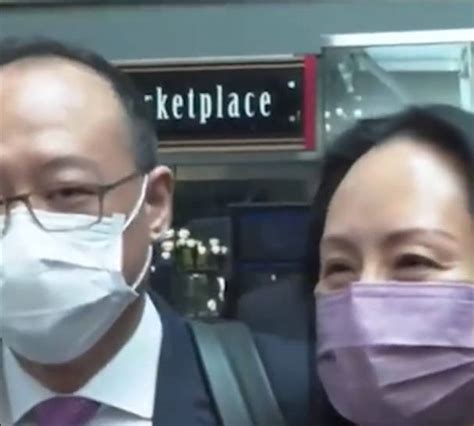 孟晚舟登机前与友人相拥告别强忍泪水说“不许哭” 搜狐大视野 搜狐新闻