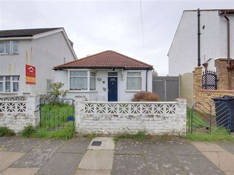 3 Bed Bungalow For Sale In Malvern Road Enfield En3 Zoopla