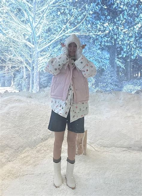 패션엔 신지 아기 우주복 입었나 완전 베이비 꼬까옷 입고 신난 큐티한 겨울룩