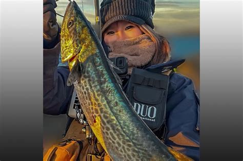 砂浜で奮闘する女性釣り師。待望の魚がヒットするも、あまりに残念な結果にハップン！│ルアマガプラス