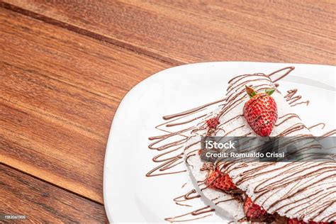 나무 배경에 딸기로 가득 한 타피오카 카사바 로 만든 플랫 브레드 0명에 대한 스톡 사진 및 기타 이미지 Istock