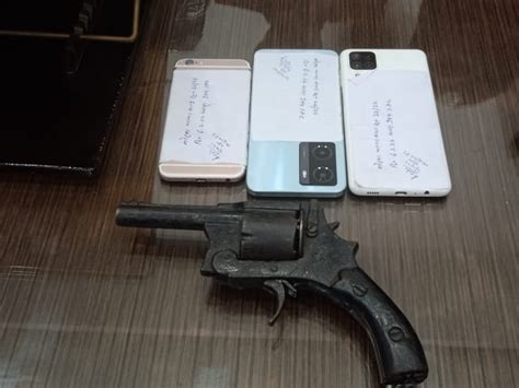 Smuggler Arrested With Illegal Revolver अवैध रिवॉल्वर के साथ तस्कर