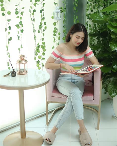 ထိရက်စရာမရှိအောင် ဝင်းမွတ်လှပနေပြီး အရုပ်မလေးအလား ထင်မှတ်ရလောက်အောင် ခ