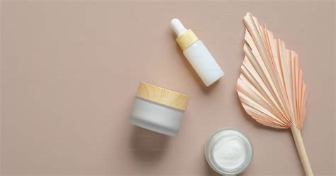 베이지색 배경에 유기농 화장품 크림과 로션이 있는 항아리 플랫 레이 평면도 복사 공간 천연 유기농 제품 미용 및 스파 개념 사진 Unsplash의 포장 이미지