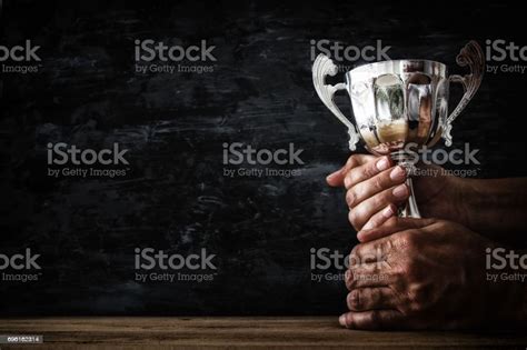 어두운 배경 위에 트로피 컵을 들고 남자의 낮은 키 이미지 Championship에 대한 스톡 사진 및 기타 이미지