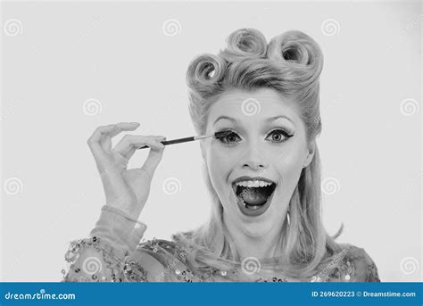 Maquillaje De Cejas Mujer Rubia Exaltada Cepillando Las Cejas Con