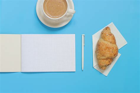 青の背景にノートとコーヒーとクロワッサン クロワッサンのストックフォトや画像を多数ご用意 クロワッサン コーヒー ノート Istock