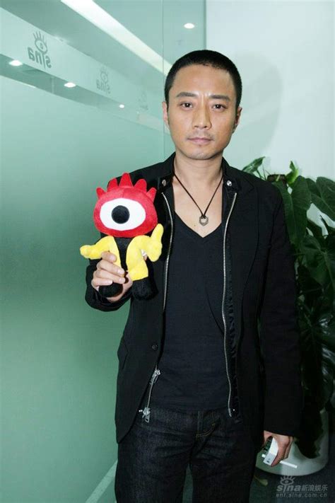 图文：《集结号》主演张涵予手举小浪人影音娱乐新浪网