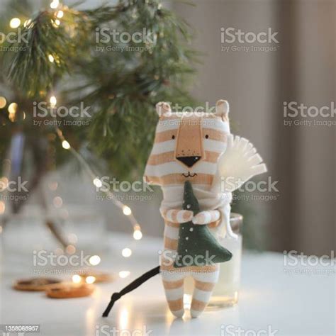 아늑한 크리스마스 또는 새해 배경에 장식 귀여운 부드러운 장난감 호랑이 2022년의 상징 동양 달력 컨셉 2022년에 대한 스톡