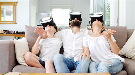 가상 현실 헤드셋을 가지고 노는 가정에서 가족 Vr 2세대 가족에 대한 스톡 사진 및 기타 이미지 2세대 가족 3 명