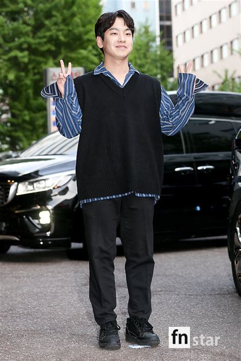 포토 안승균 표정도 귀엽게 양손브이 헉스