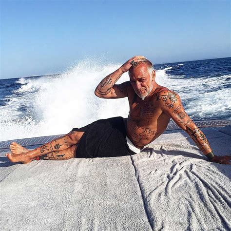 La Vida De Rockstar Del Italiano Gianluca Vacchi Mientras Pelea Contra Una Enfermedad Infobae