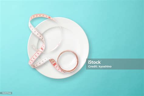 연한 파란색 배경에 테이프 측정값이 있는 흰색 플레이트 0명에 대한 스톡 사진 및 기타 이미지 0명 가정 생활 가정의 방