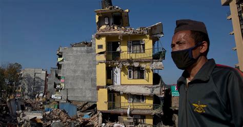 G Número de mortos após terremoto no Nepal ultrapassa os mil notícias em Mundo