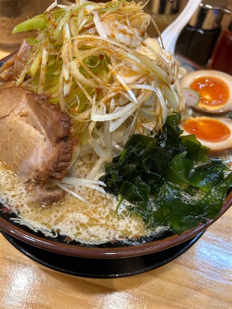 ここ最近、味噌ラーメンを食べてないなと思い🍜 竹ノ塚にある北海道らーめん みそ熊さんに初訪問😄 オーダーはネギ味噌ラーメンに味玉トッピング🥚
