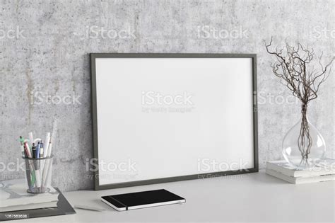 콘크리트 벽홈 스튜디오 작업 공간의 흰색 테이블에 수평 포스터 프레임 모형 포스터 사진 주위의 측면 보기 클리핑 경로 액자에