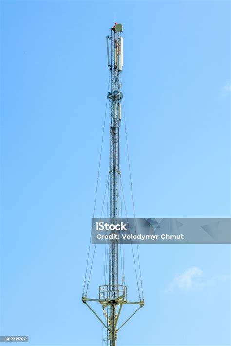 4g 및 5g 셀룰러의 통신 타워 매크로 기지국 무선 모듈과 스마트 안테나가 장착된 5g 무선 네트워크 통신 장비가 하늘 배경에