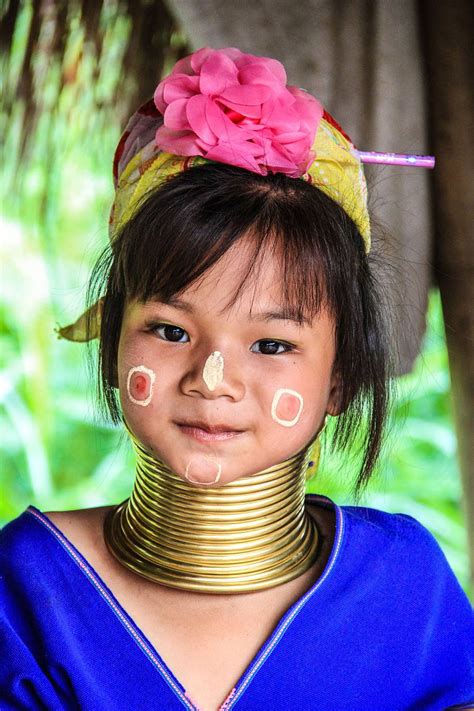 她们从小脖子上就套上沉重的铜环一生只取三次象征着美和财富 财富 铜圈 脖子 新浪新闻