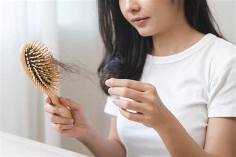 女性の薄毛はホルモンバランスと遺伝？効果的な薄毛治療方法を解説