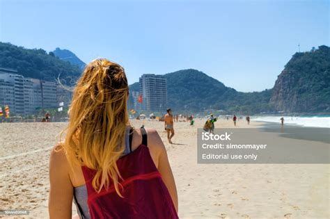 리오 데 자네이 브라질의 코파 카 바 나 해변을 걷고 뒤에서 본 여자 코파카바나 리우데자네이루에 대한 스톡 사진 및 기타 이미지