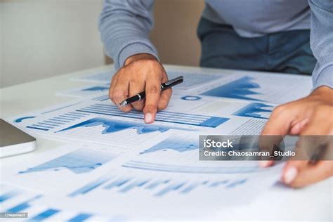 사업가 작업 데이터 문서 그래프 차트 보고서 마케팅 연구 개발 계획 관리 전략 분석 재무 회계 비즈니스 오피스 개념 계획에 대한 스톡 사진 및 기타 이미지 Istock