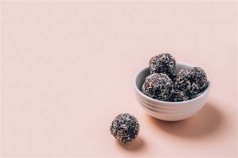 코코넛 칩 아마 씨 피스타치오 참깨로 말린 과일과 견과류로 만든 건강한 에너지 볼 구에 대한 스톡 사진 및 기타 이미지 구