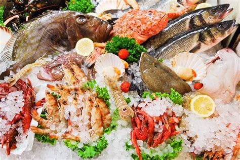 Сырые рыбы и морепродукты в льде Стоковое Изображение - изображение ...