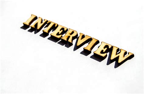 인터뷰 햇빛의 그림자와 흰색 배경에 개념으로 금융 단어의 의미를 나타내는 나무 빈티지 편지의 단어 목재 재료에 대한 스톡 사진 및 기타 이미지 Istock