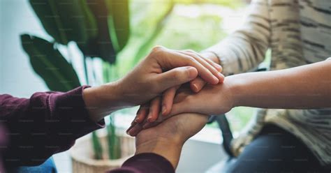 위로와 사랑을 위해 서로 손을 잡고 있는 남자와 여자 사진 Unsplash의 유지 이미지