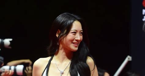 포토 수현 눈길 사로잡는 과감한 드레스 자태 부산국제영화제