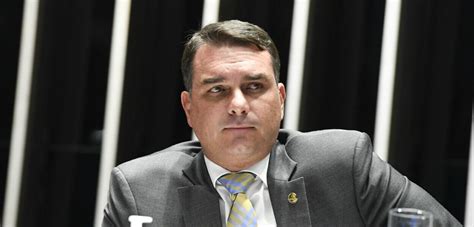 Flávio Bolsonaro critica Malafaia por revelar intimidades do pai