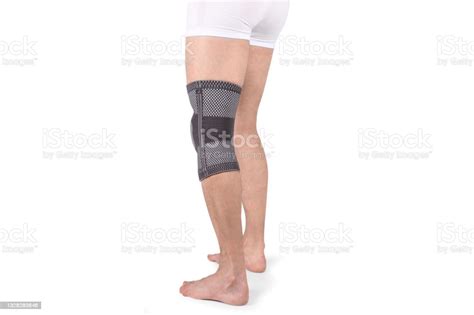 흰색 배경에 고립 된 다리에 무릎 지원 보조기 정형 외과 해부학 성오도증 무릎 고정 부상 과 통증에 대한 중괄호 정형 외과 발