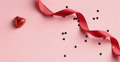 빨간 리본 색종이 분홍색 배경에 하트 모양의 과자가 있는 우아한 발렌타인 데이 배경 최소한의 스타일 플랫 레이 사진