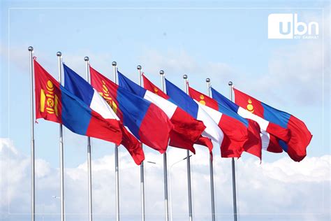 ФОТО Францын ерөнхийлөгч Эммануэл Макрон төрийн айлчлал хийхээр Монгол Улсад газардлаа