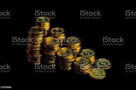 많은 검은 배경에 금화 스태킹 돈이 쌓아 사업 투자를 계획 하 고 미래의 개념 저장 0명에 대한 스톡 사진 및 기타 이미지