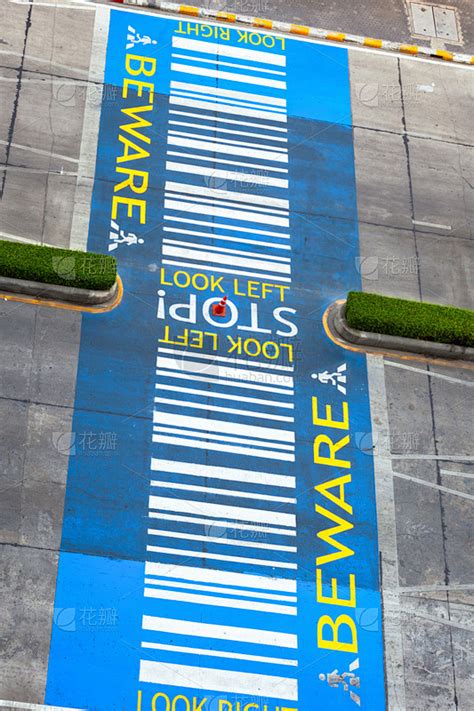 乘客 城市生活 柏油路 斑马线 垂直画幅 提举 忙碌 男商人 仅男人 仅成年人